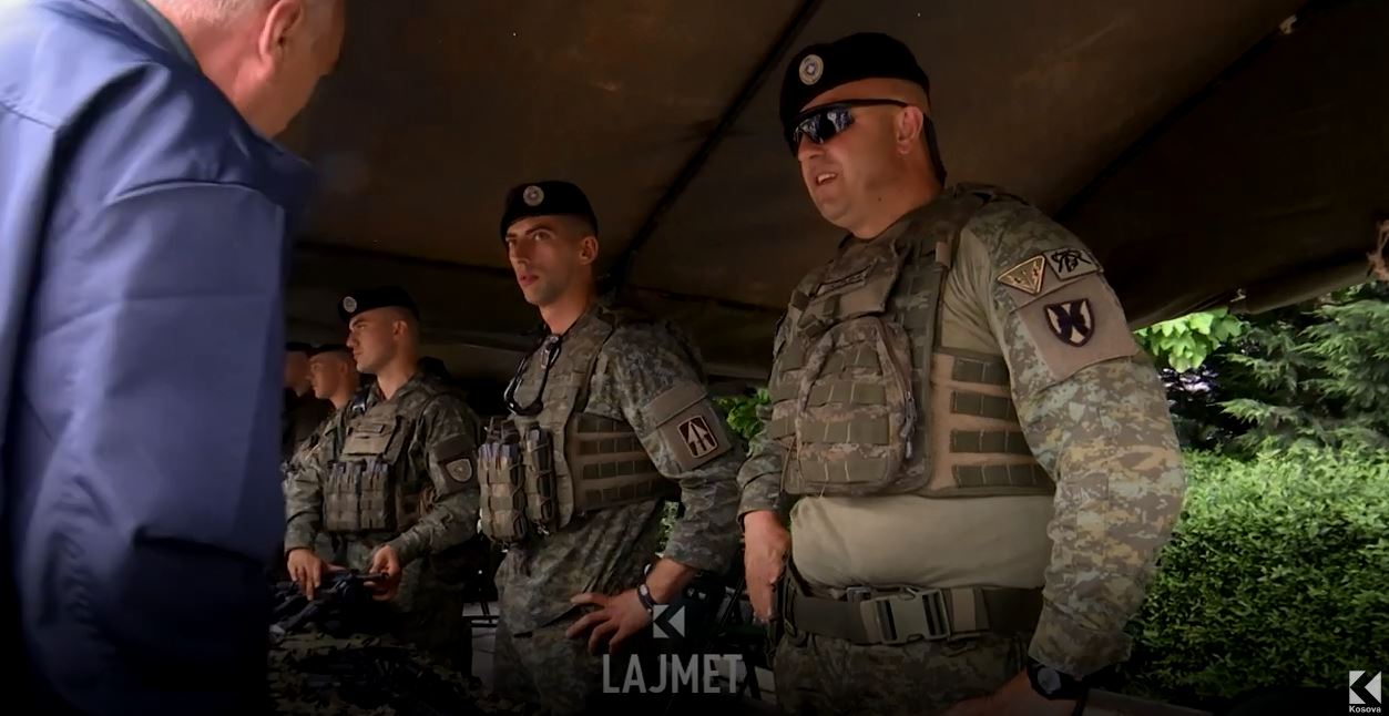 Ushtarëve të FSK-së u kërkohet t'i kthejnë uniformat rezervë (VIDEO ...