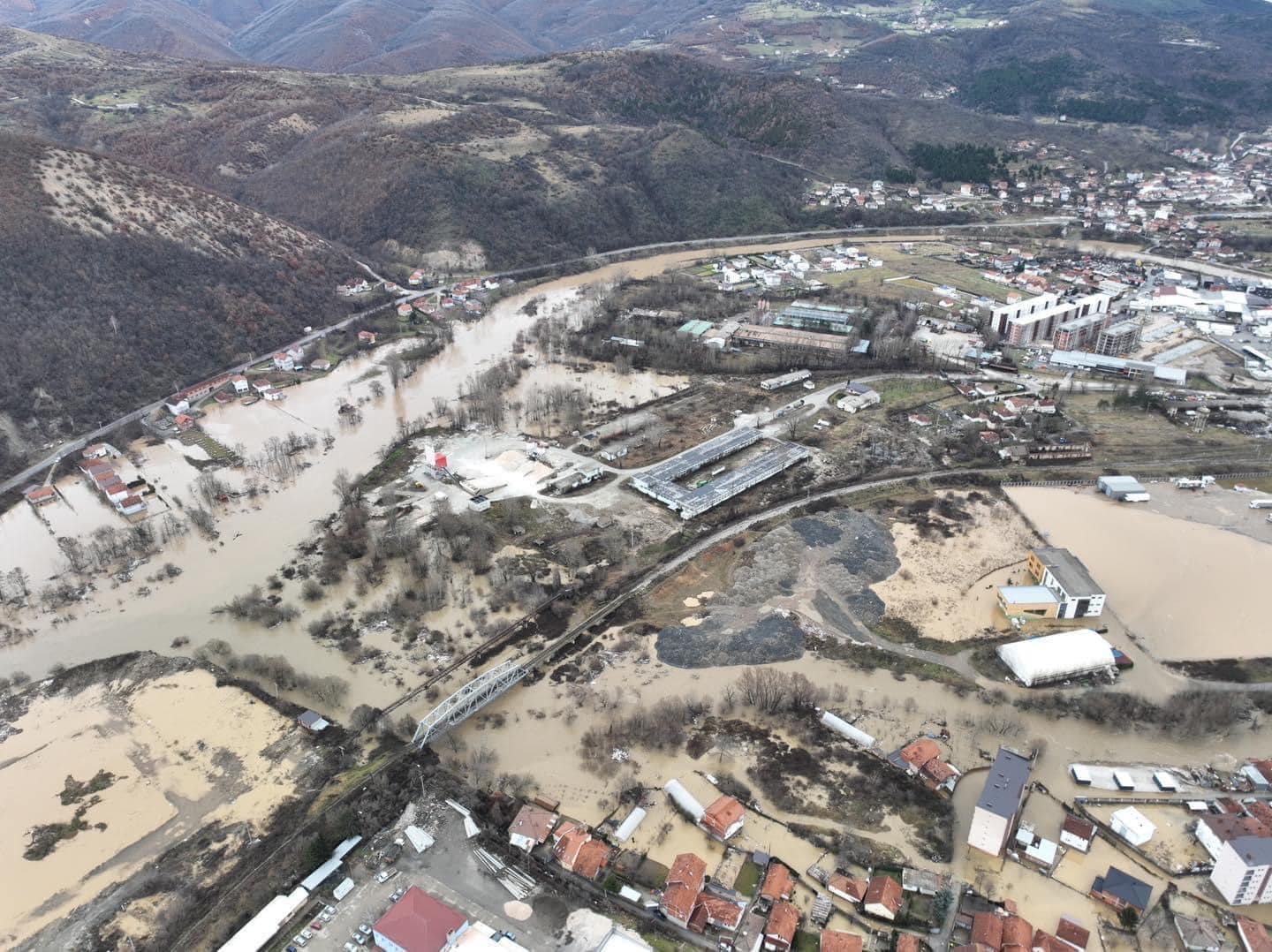 Komuna e Mitrovicës ndihmon me nga 2500 euro familjet e prekura nga ...