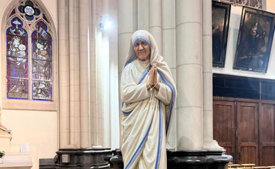 Inaugurohet statuja e Nënë Terezës në Kishën “Notre Dame de Laeken” në ...