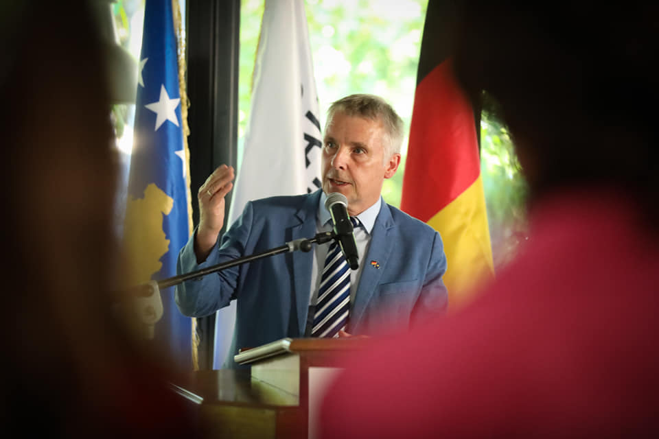 Këshilli i Ambasadorëve, Rohde: Qeveria ndonjëherë dëgjon, ndonjëherë ...