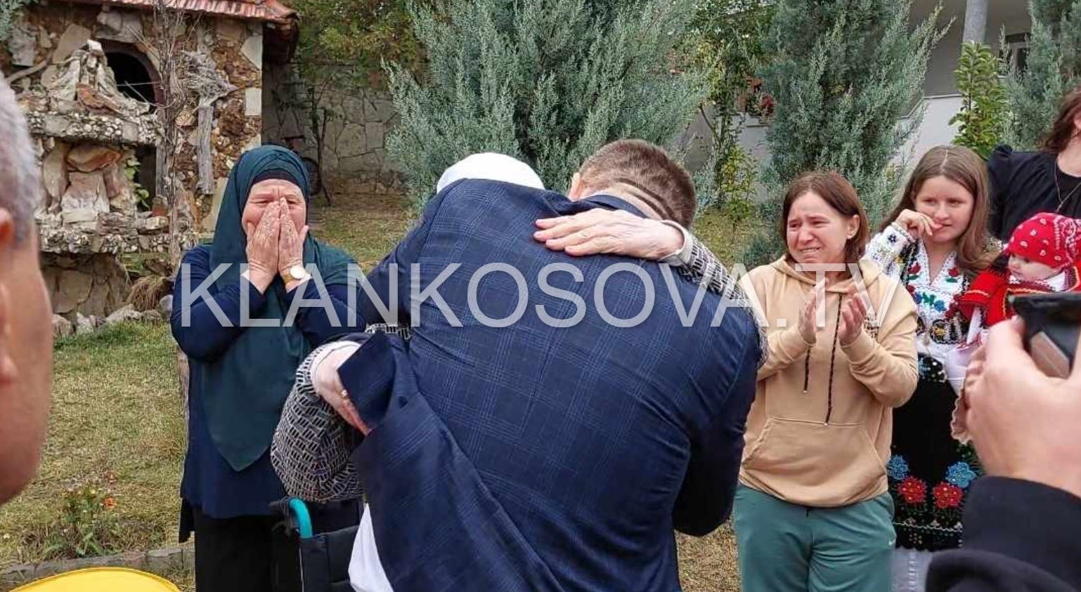Hysni Gucati arrin te familja në Skenderaj, nëna e pret mes lotësh ...