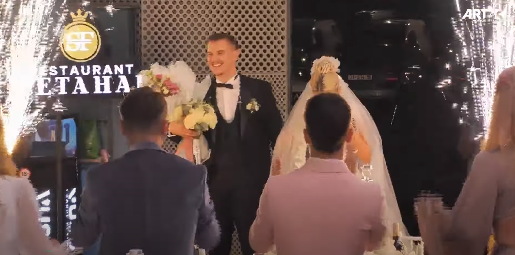 Me tupana e atmosferë të zjarrtë, çifti i ri Adri dhe Iliana priten nga ...