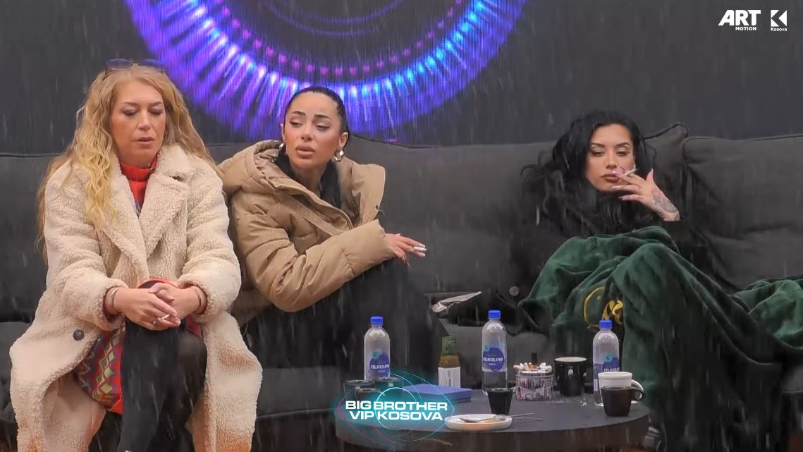 Kaderi kërkon çekiç për çarjen e drunjëve (VIDEO) – Klan Kosova