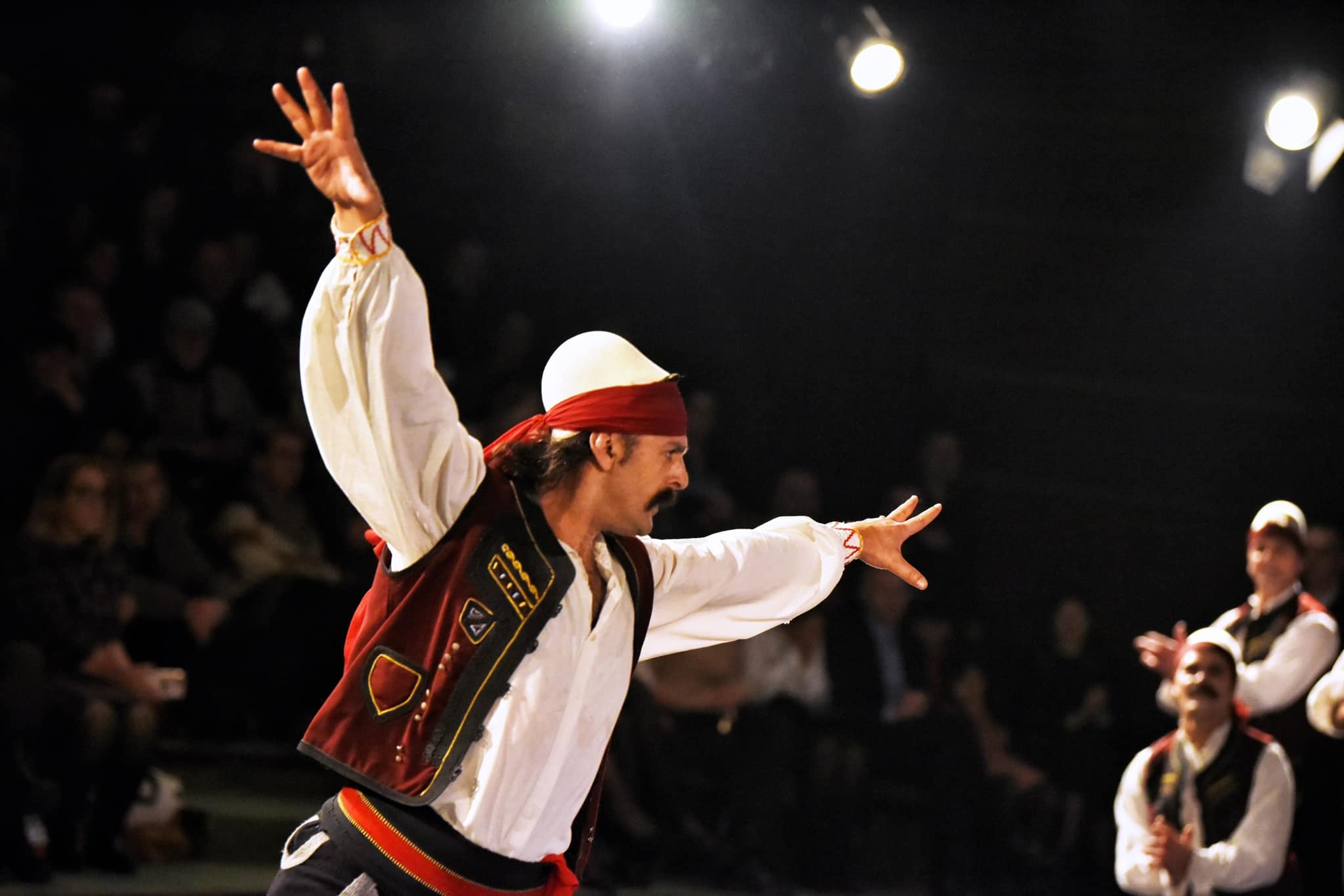 Ansambli "Shota" festoi fundvitin me këngë e valle të bukura ...