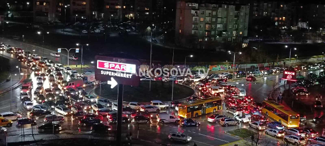 Trafiku i ngarkuar, “bllokohet” rrethrrotullimi te rruga “B” – Klan Kosova