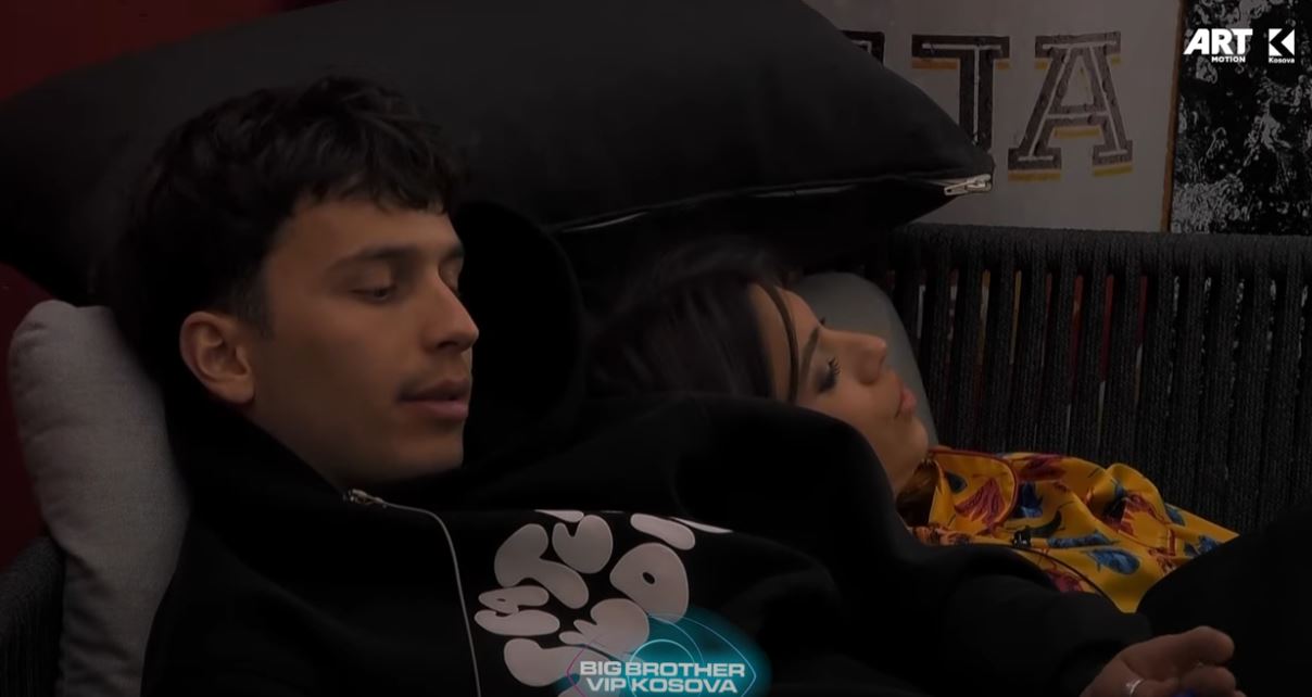 Blerando e Shqipja qëndrojnë bashkë të lidhur, qeshin dhe bisedojnë ...