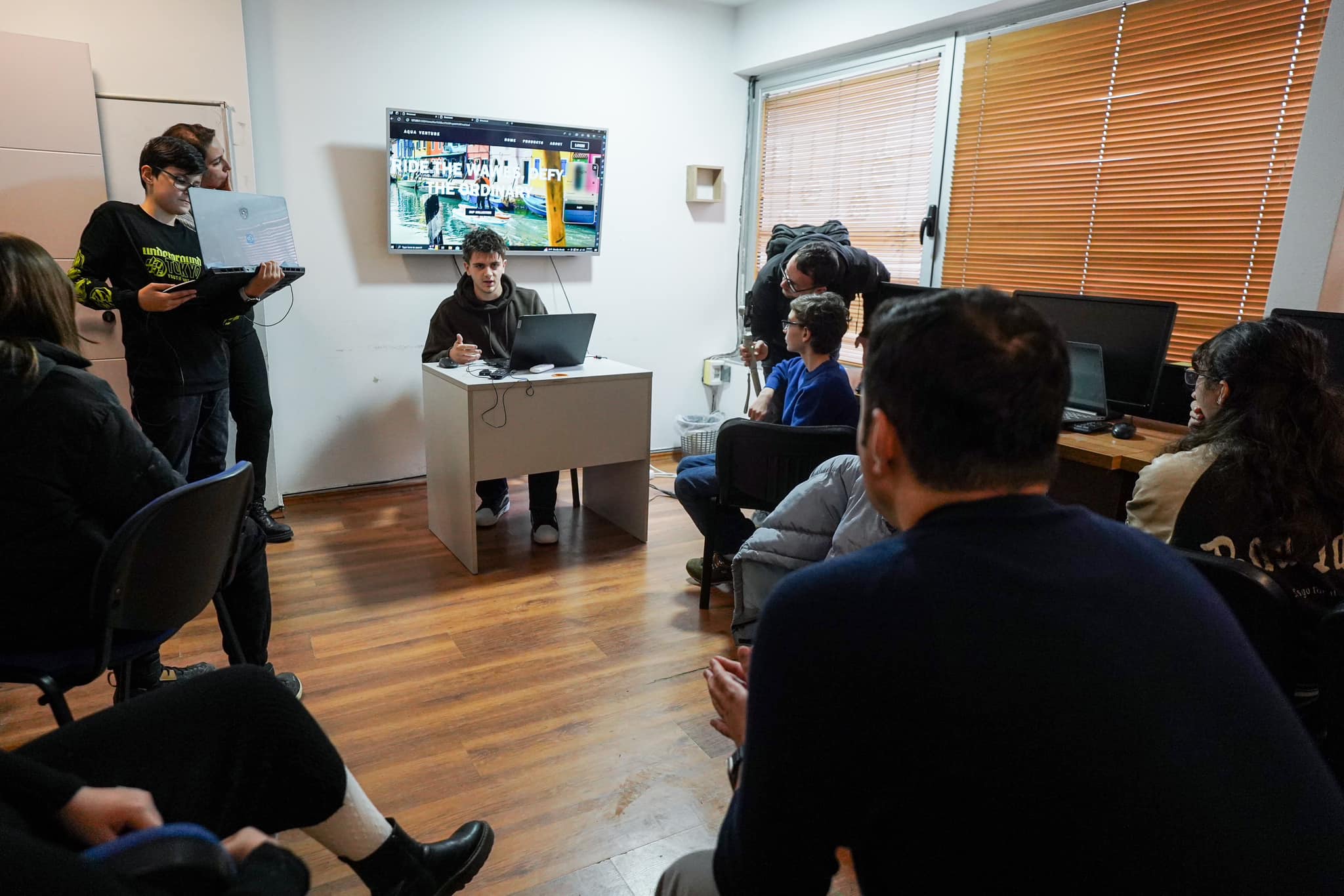 Abdixhiku viziton akademinë jCoders: E ardhmja e Kosovës është e bukur ...