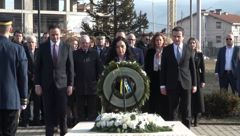 Krerët e vendit bëjnë homazhe te varri i Rugovës e i Demaçit – Klan Kosova