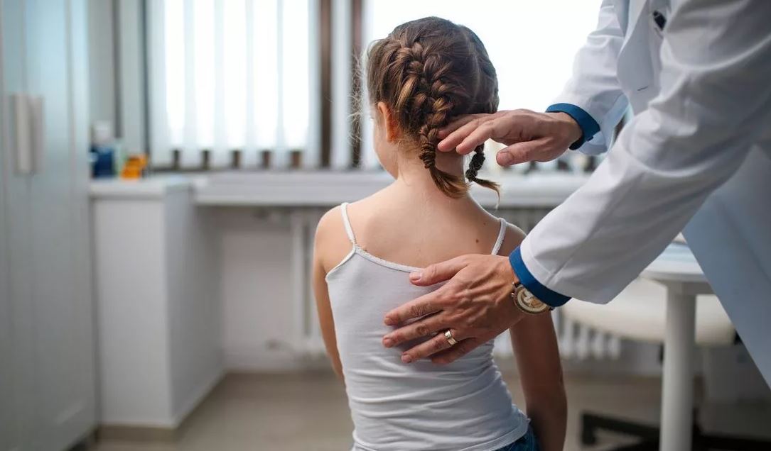 Shenjat që duhet t’i shihni te fëmija juaj nëse ka skoliozë – Klan Kosova