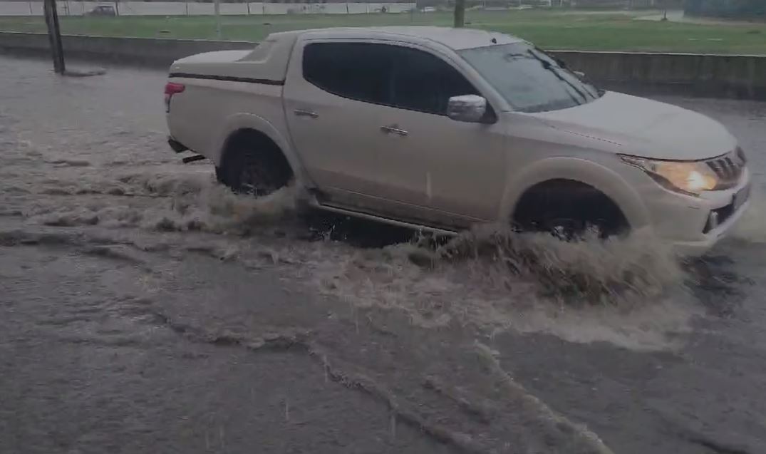 Reshjet e shiut shkaktojnë përmbytje në Durrës - Klan Kosova