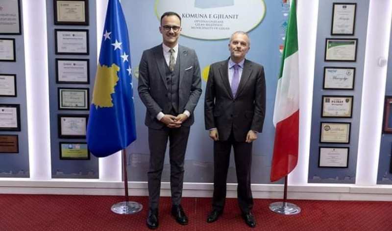 Kryetari i Gjilanit priti në takim ambasadorin italian, folën për ...