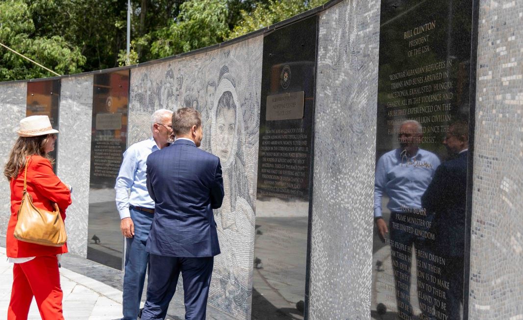 Szunyog viziton qendrën përkujtimore “Bllaca 99”, e quan ngjarje të ...