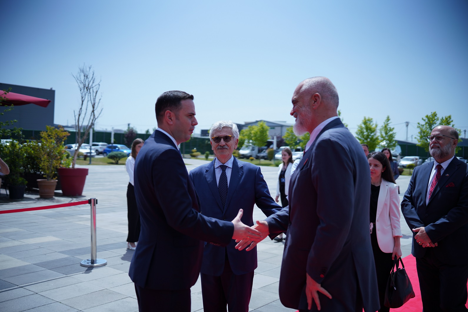 Edi Rama mbërrin në konferencën “Rugova dhe Perëndimi”, pritet nga ...