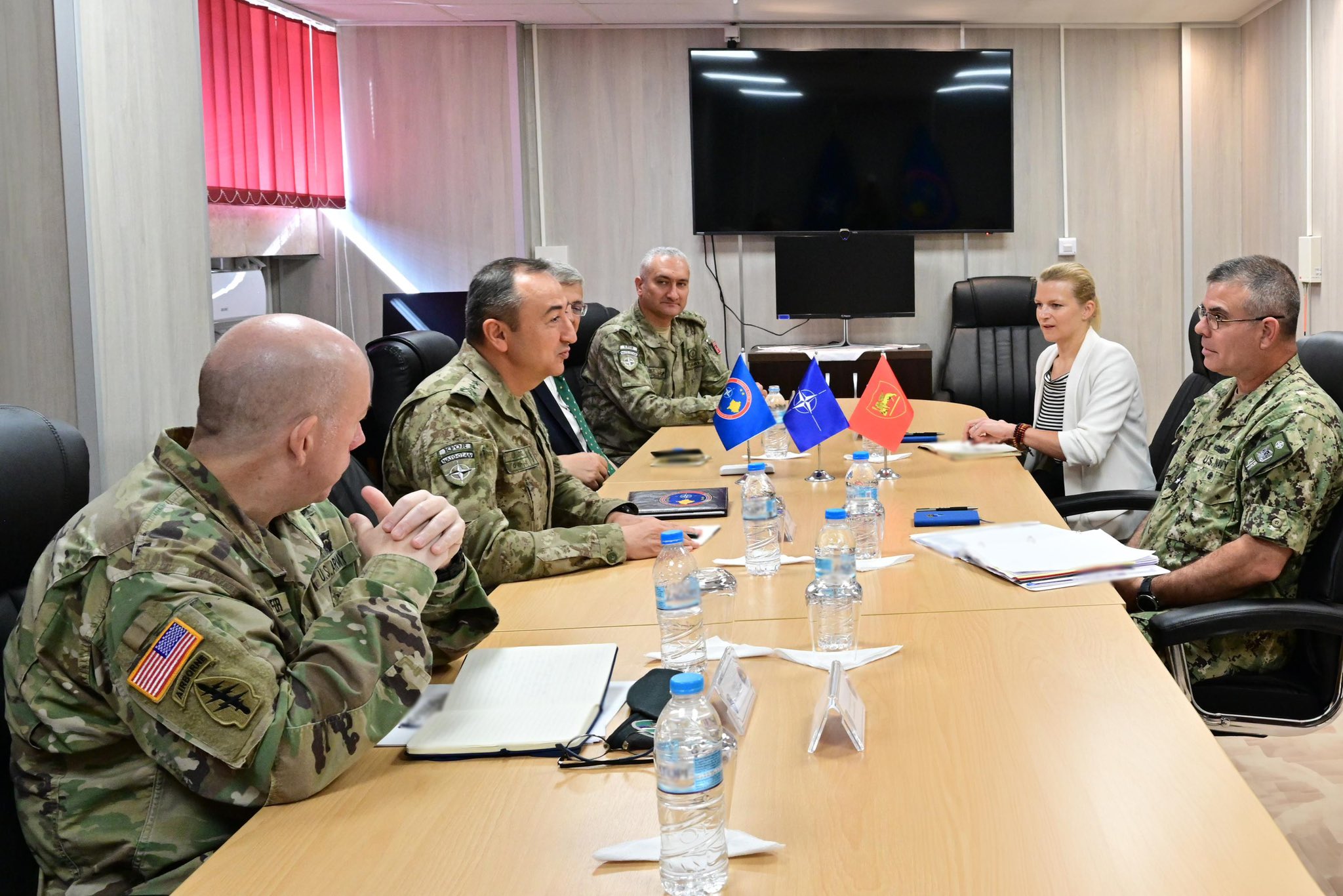 Ulutash pret zyrtarin e lartë të forcave aleate në Napoli, flasin për ...