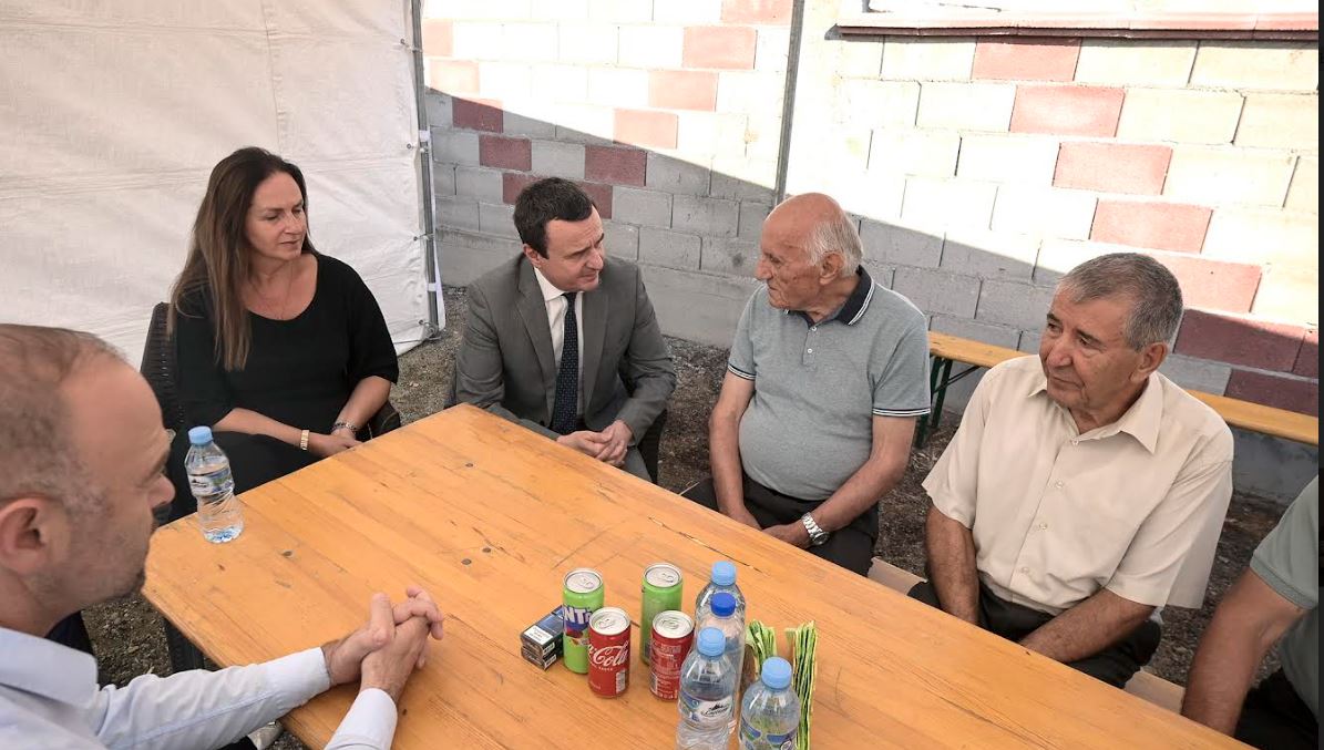 Kurti vizitoi për ngushëllime familjen Dehari - Klan Kosova