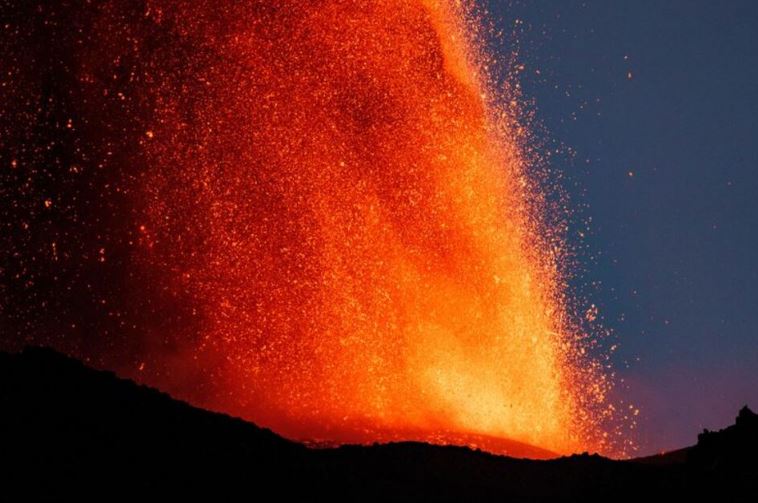 Shpërthejnë vullkanet Etna dhe Stromboli të Italisë, mbyllet aeroporti ...