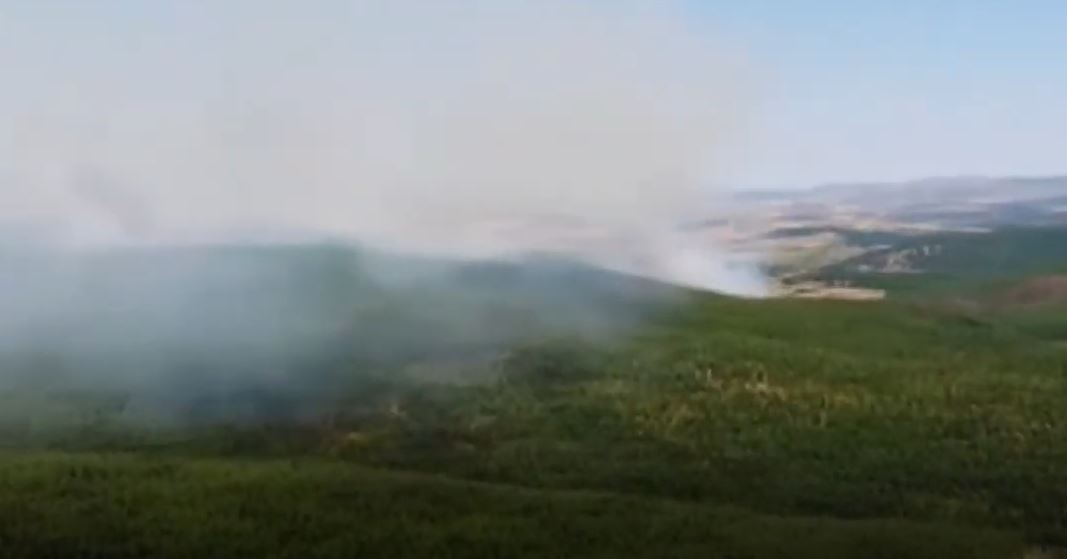 Mali në fshatin Mirash kaplohet nga zjarri, zjarrfikësit që dy ditë po ...