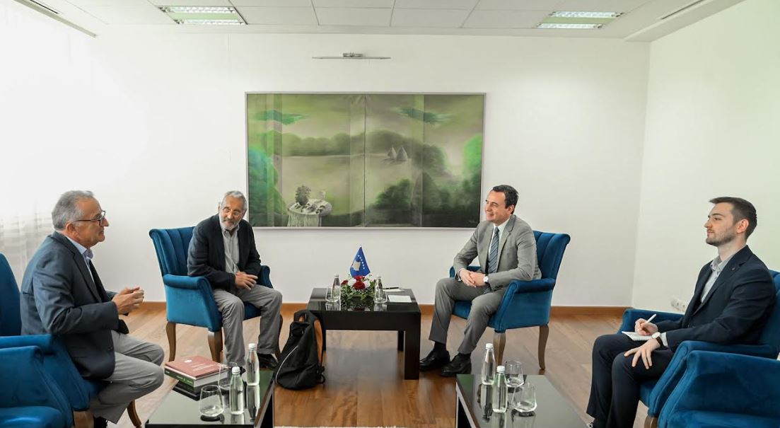 Kurti u takua me profesorët dhe albanologët Leonardo Savoia dhe ...