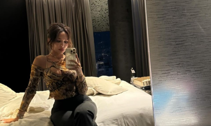 Ana Kabashi publikon fotografi nga dhoma e gjumit - Klan Kosova