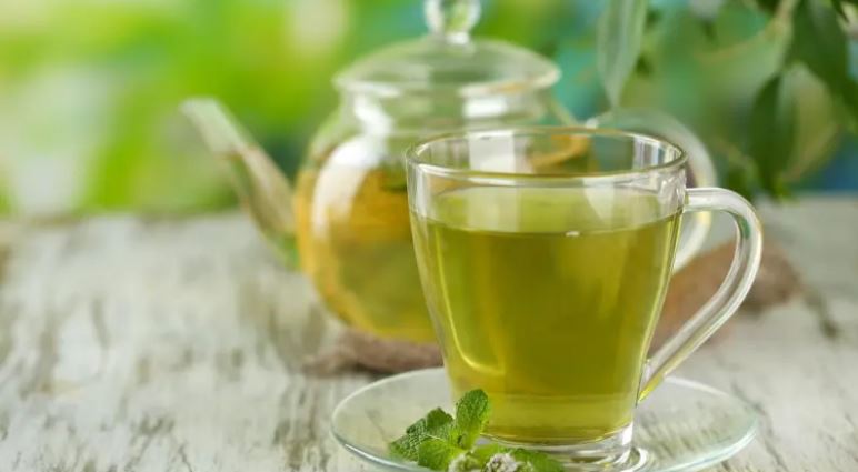 Pirja e rregullt e çajit të gjelbër ka përfitime edhe për lëkurën ...