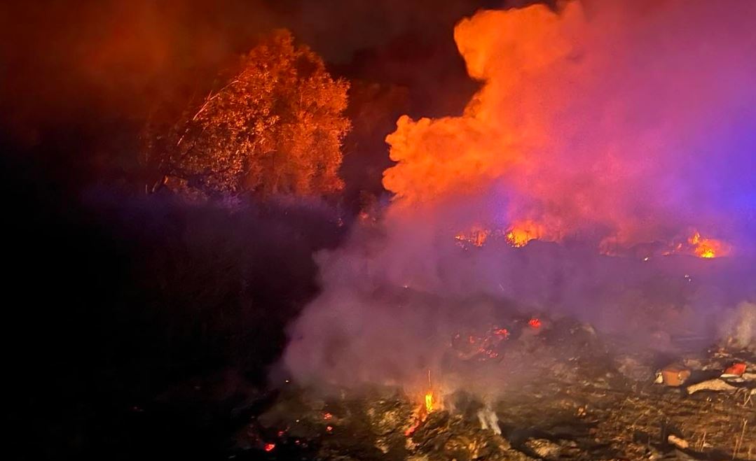 Zjarr në Suharekë, zjarrfikësit po përballen me telashe – Klan Kosova