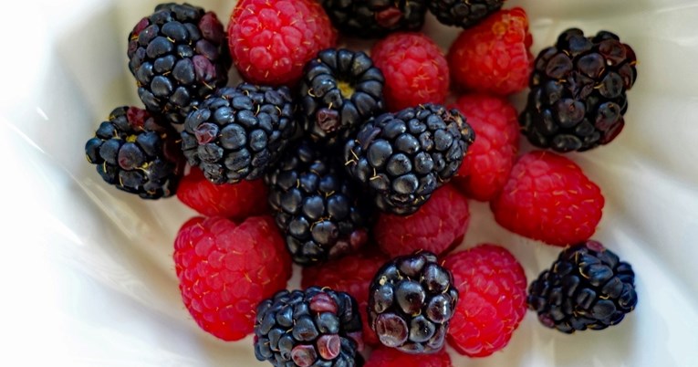 Ky është fruti që duhet të hanë njerëzit mbi 60 vjeç - Klan Kosova