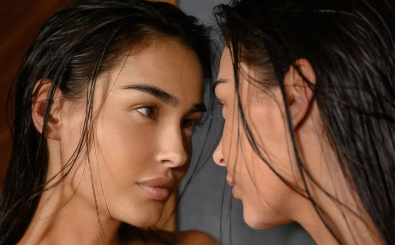 Adrola Dushi publikon fotografi pas dushit - Klan Kosova