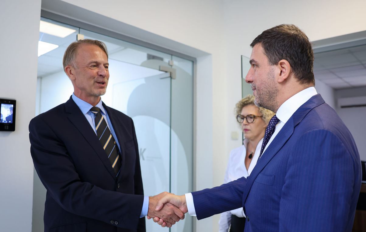 Krasniqi takohet me shefin e ri të BE-së: PDK e përkushtuar për ...