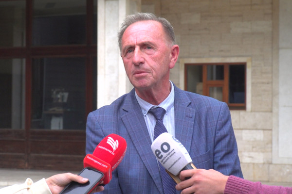 Azemi thotë se e kanë mbështetjen e Kuvendit për grevistët - Klan Kosova