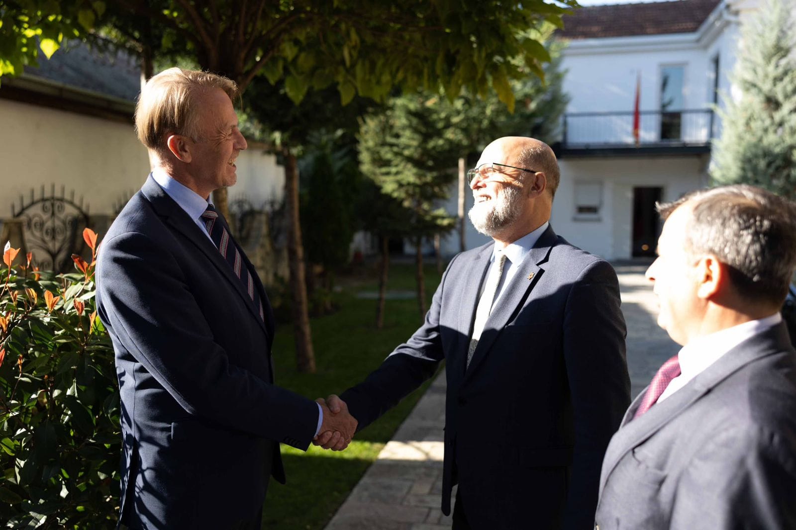 Ambasadori Malaj e pret homologun nga BE-ja: Avancimi i dialogut Kosovë ...