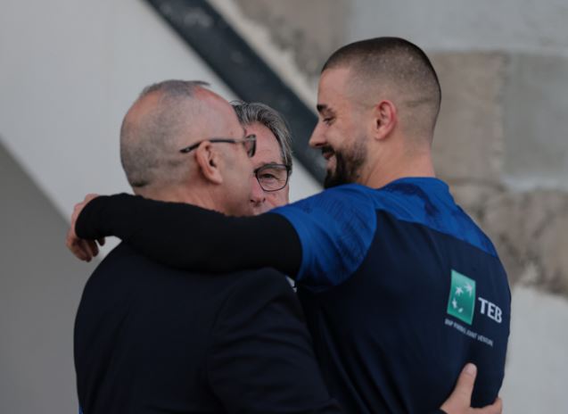 Përqafohen Edon Zhegrova dhe Agim Ademi - Klan Kosova