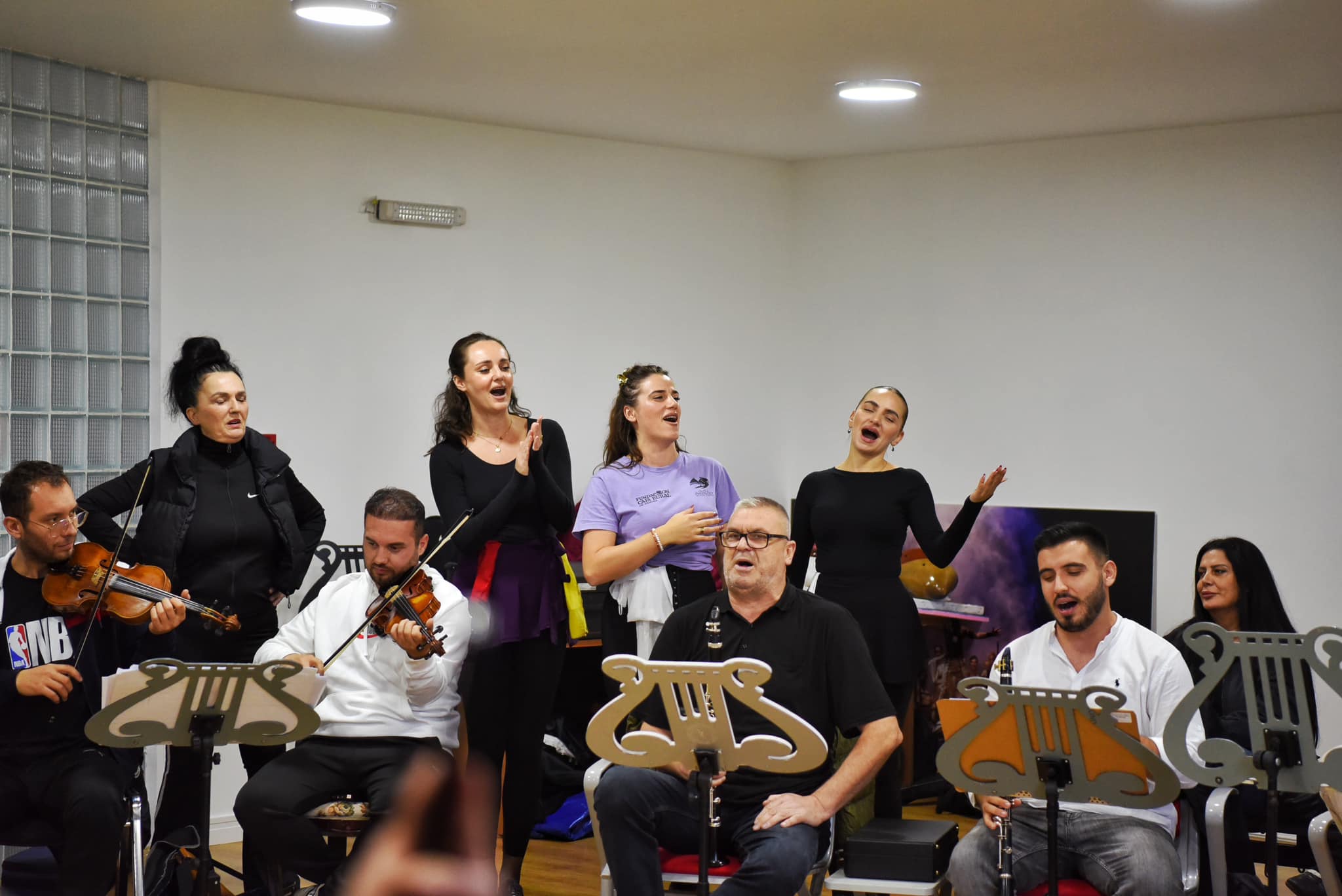 Çeku i kënaqur me ansamblin "Shota" - Klan Kosova