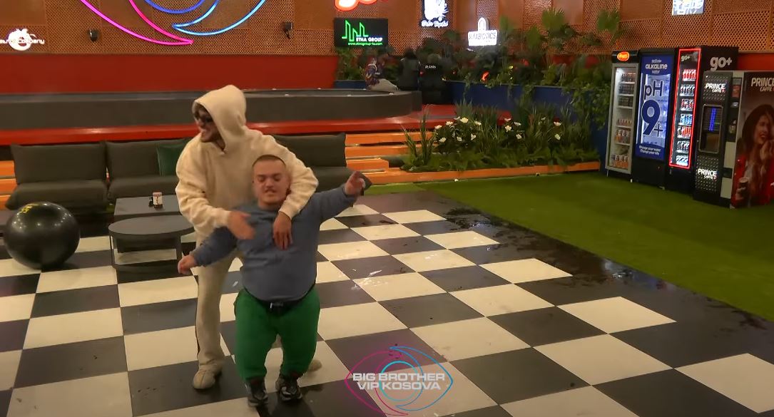 Leo dhe Burimi ndezin atmosferën brenda shtëpisë (VIDEO) - Klan Kosova