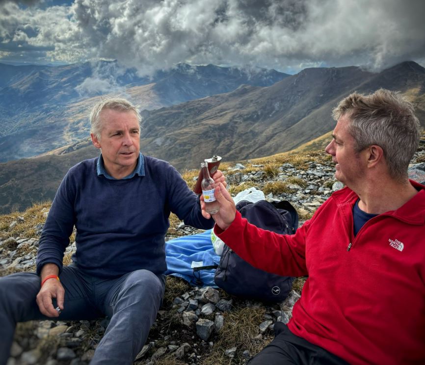 Ambasadori gjerman dhe ai britanik shijojnë bukuritë e Kosovës, ngjiten ...