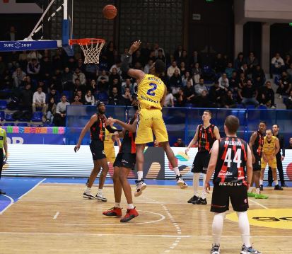 Ylli e mposht Vëllaznimin në "Shani Nushi", 72:77 - Klan Kosova