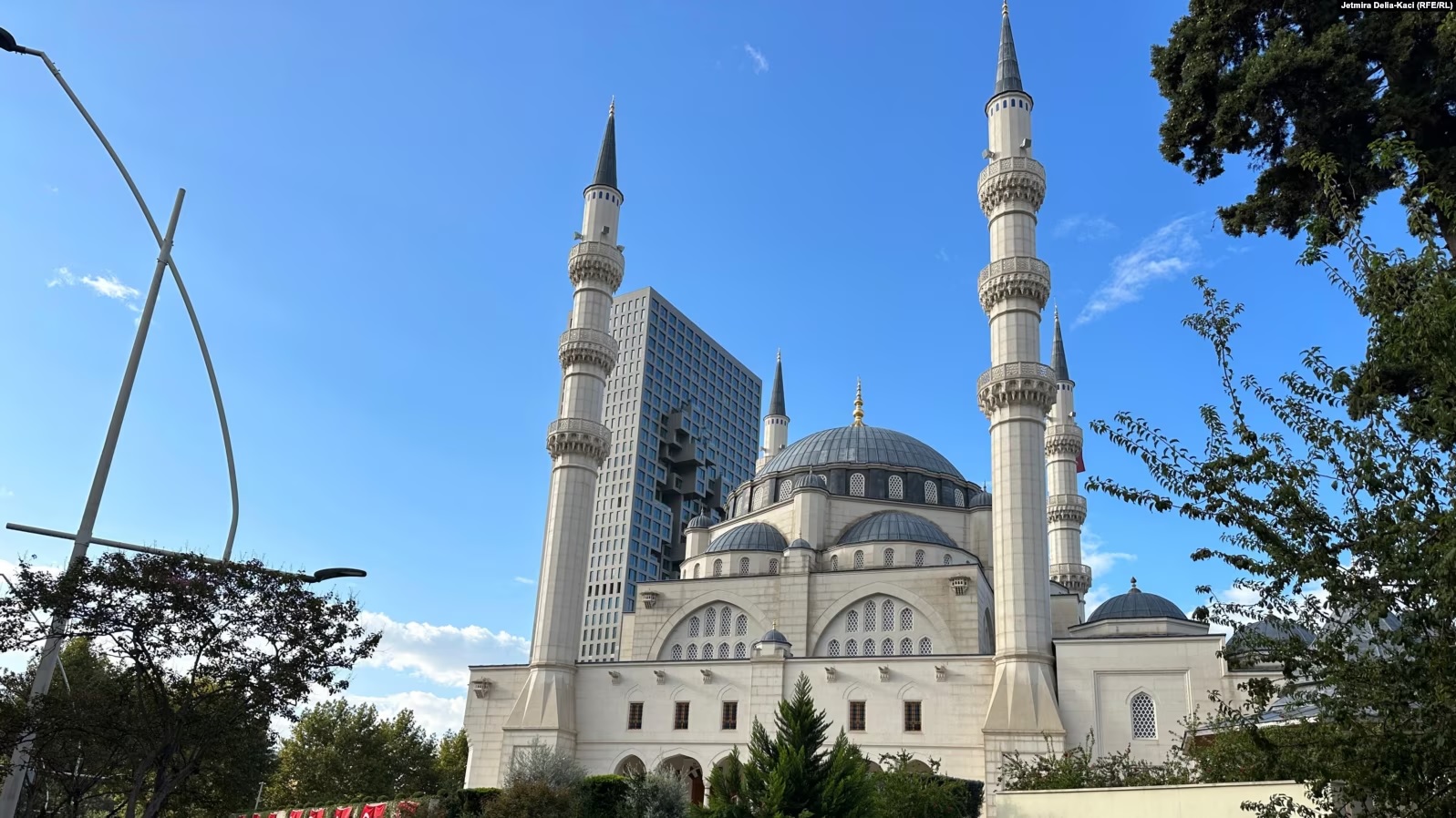 Tiranë: Përurimi i Xhamisë së Namazgjasë dhe kundërshtitë rreth saj – Klan Kosova