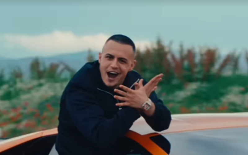 “M’kanë rritë mu me çiftelia”, Don Xhoni uron 28 Nëntorin - Klan Kosova