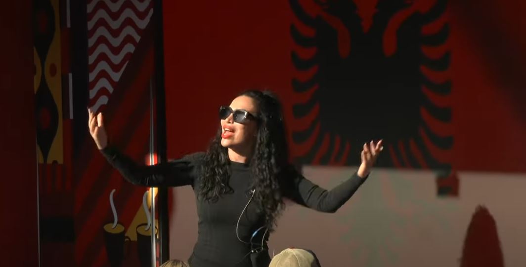 “E kam duet me Sala Jasharin”, Rovena këndon para banorëve këngën ...