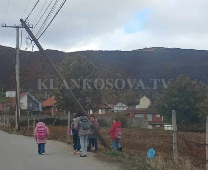 Rrëzohet shtylla elektrike në Malishevë, rrezikohen fëmijët – Klan Kosova