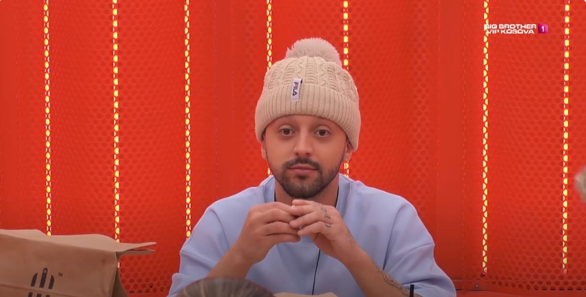 Xheneta e pyet kur do t’i propozojë, Gjesti ‘akull’: Te kqyrim njëherë ...