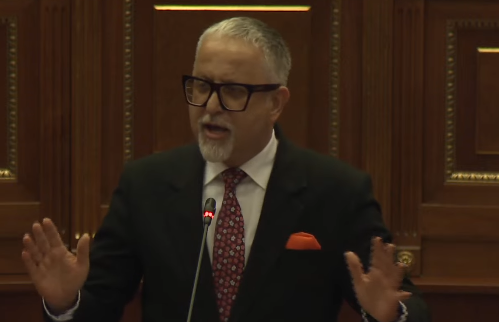 “Rrenc, shpifës”, përplasen ministri Vitia e deputeti Haxhiu - Klan Kosova
