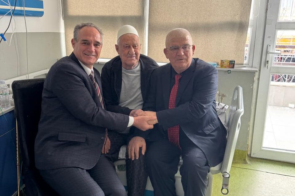 Nait Hasani viziton në spital babain e Hashim Thaçit, u rrëfeu vizitën ...