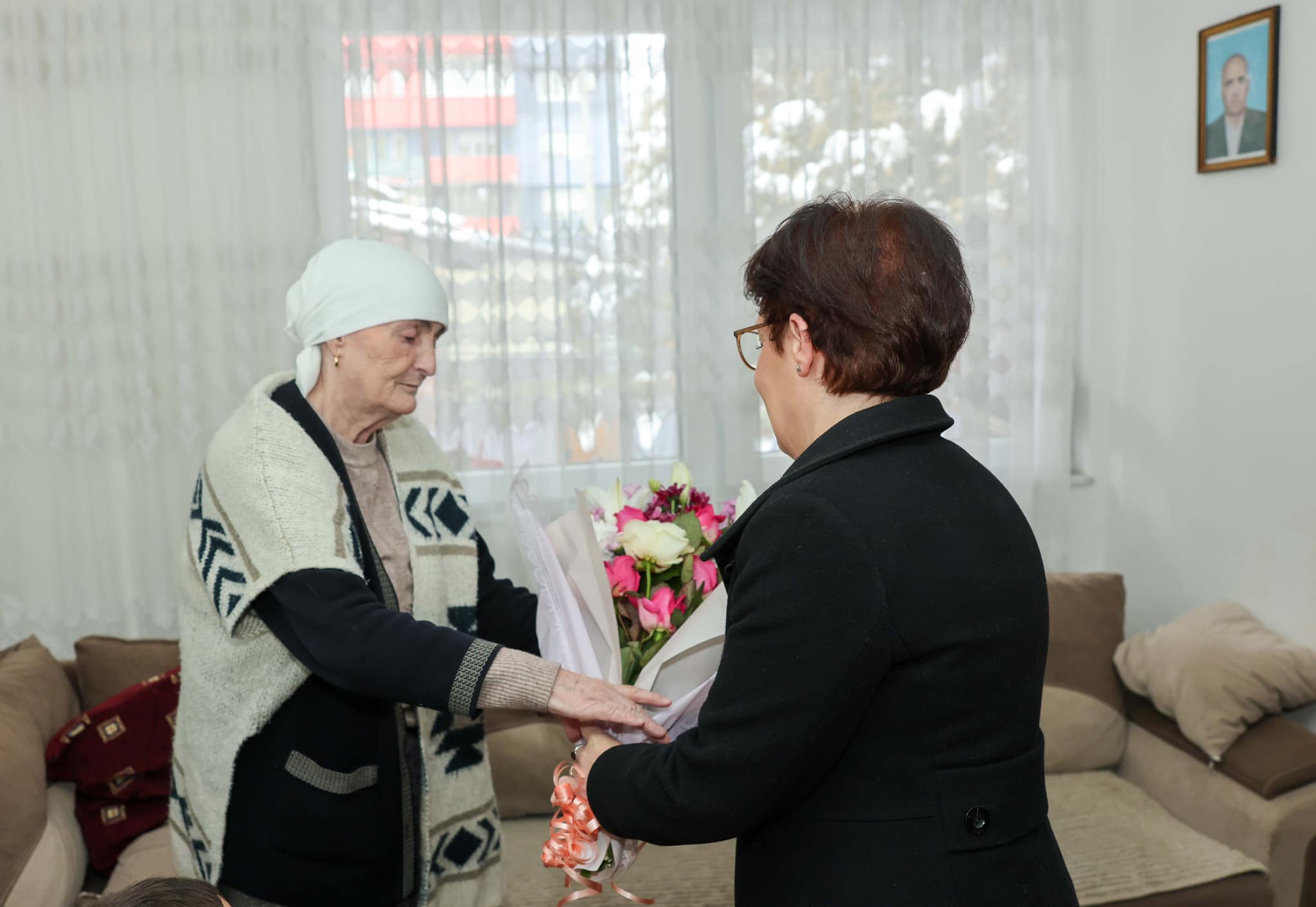 Gërvalla viziton familjen e Muharrem Rexhepit në Mitrovicë – Klan Kosova