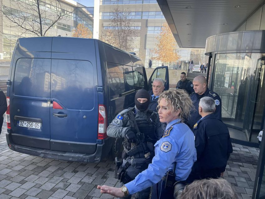 Naim Murseli dhe të akuzuarit e tjerë arrijnë në Gjykatë nën masa të ...