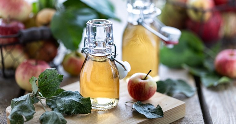 A duhet të pimë uthull molle? Dietologia ndan përfitimet dhe rreziqet ...