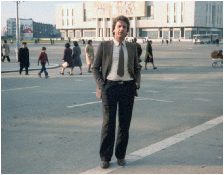 Kështu dukej Behgjet Pacolli 44 vjet më parë në qendër të Tiranës ...