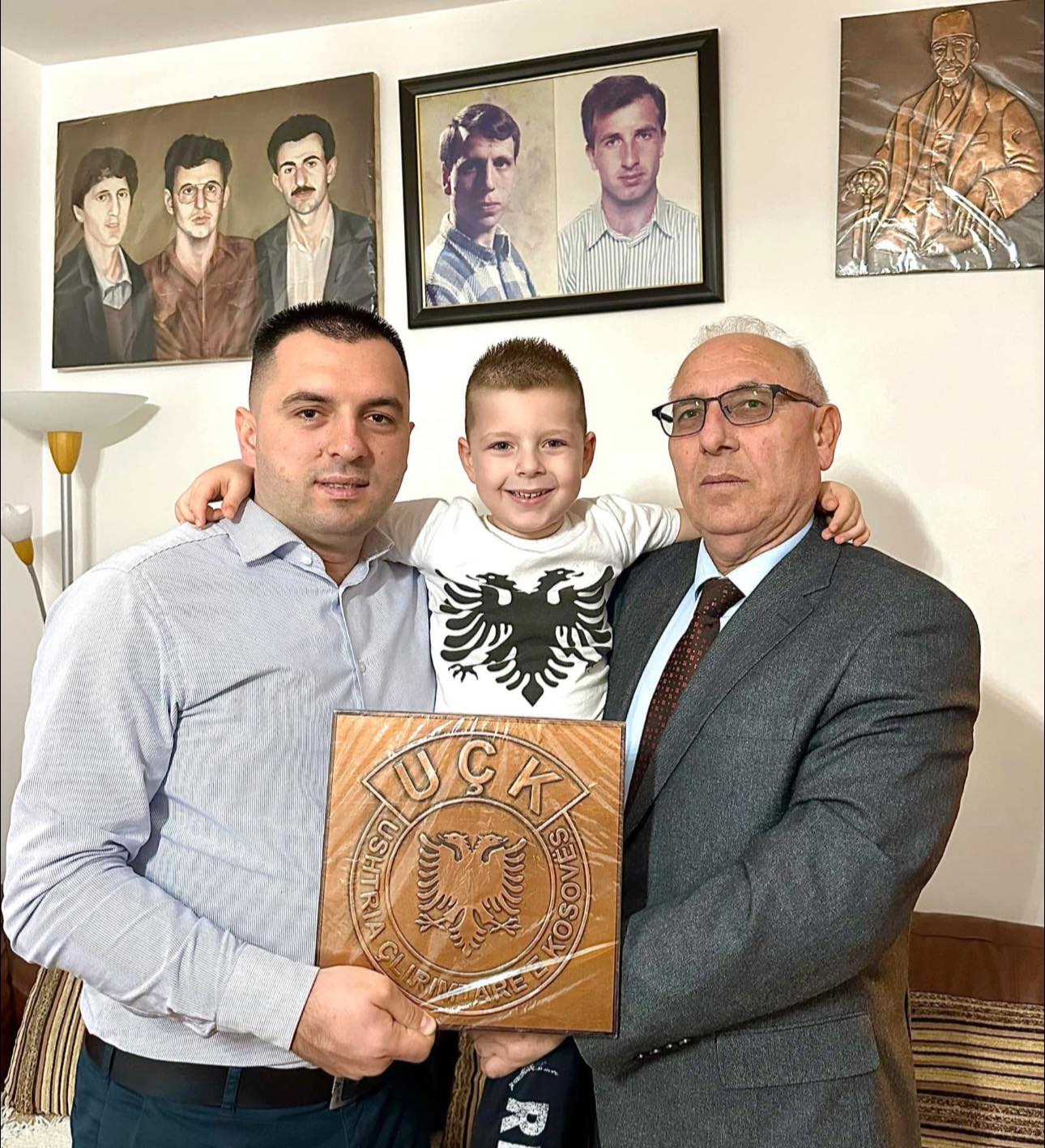 Fadil Fazliu pret 17-vjetorin e Pavarësisë në Hagë, djali i tij ia bën ...
