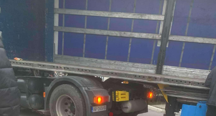 I bleu shteti në Beograd - kamioni me kamerat e sigurisë shkarkohet në ...