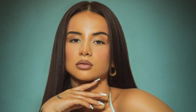 Rina Balaj pozon para pasqyrës së ashensorit – Klan Kosova