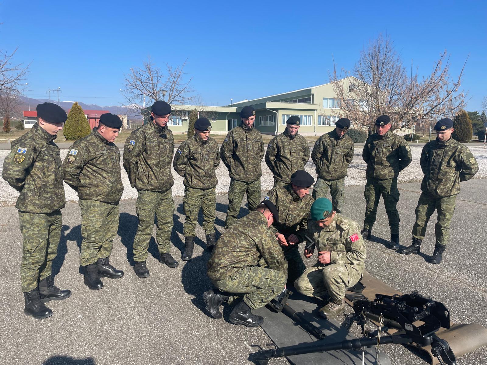 Forcat e Armatosura Turke trajnojnë ushtarët e FSK-së në përdorimin e ...